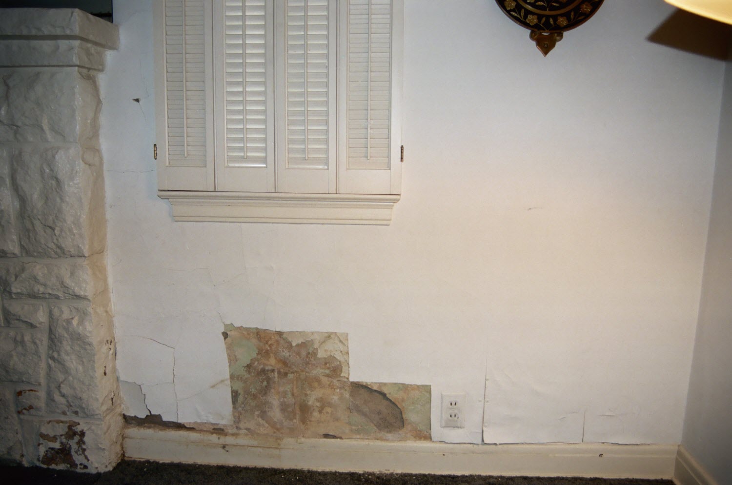 Cover Damage Bath Wallpaper