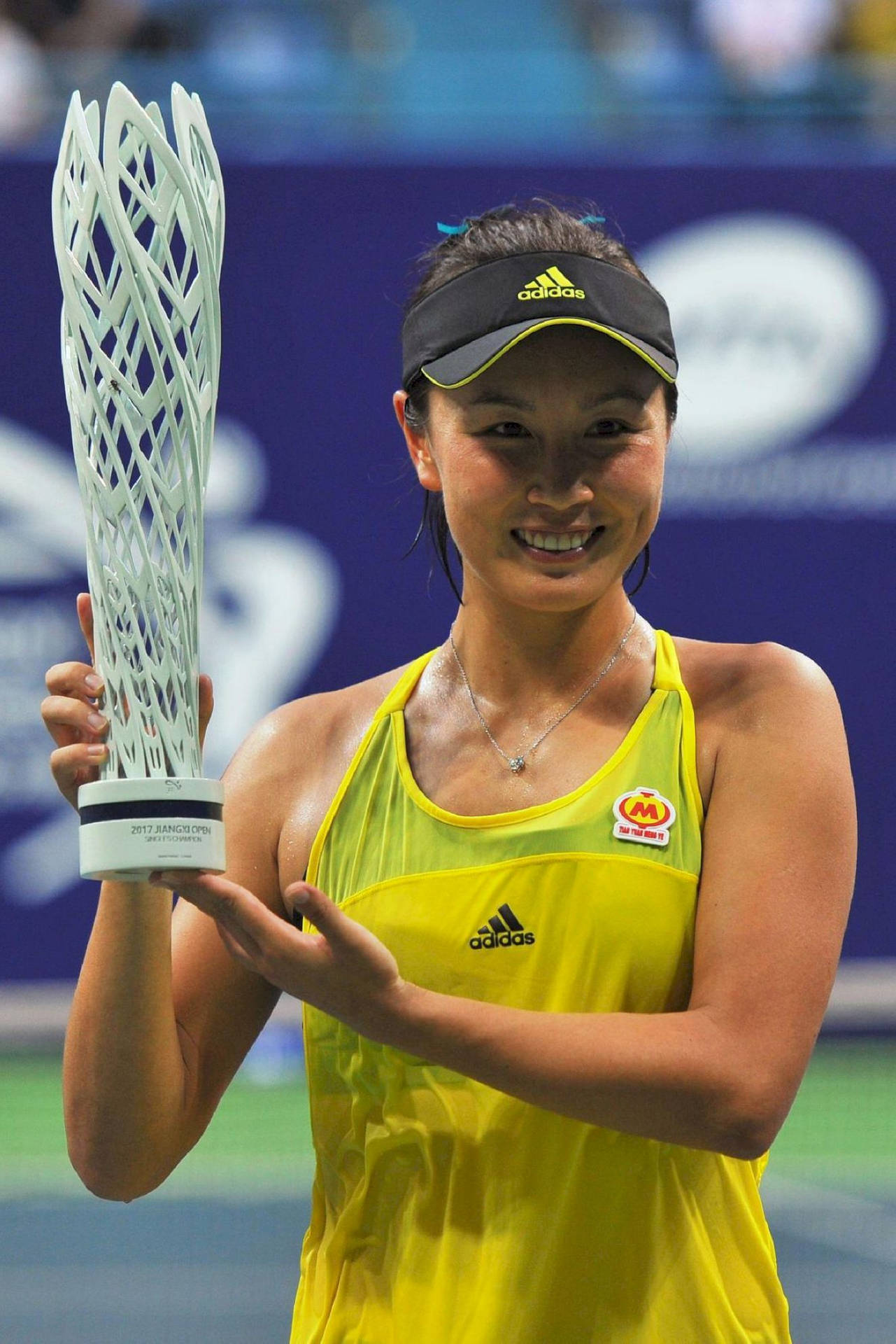 🔥 Free Download Shuai Peng Triumphantly Holding Tennis Trophy Wallpaper ...