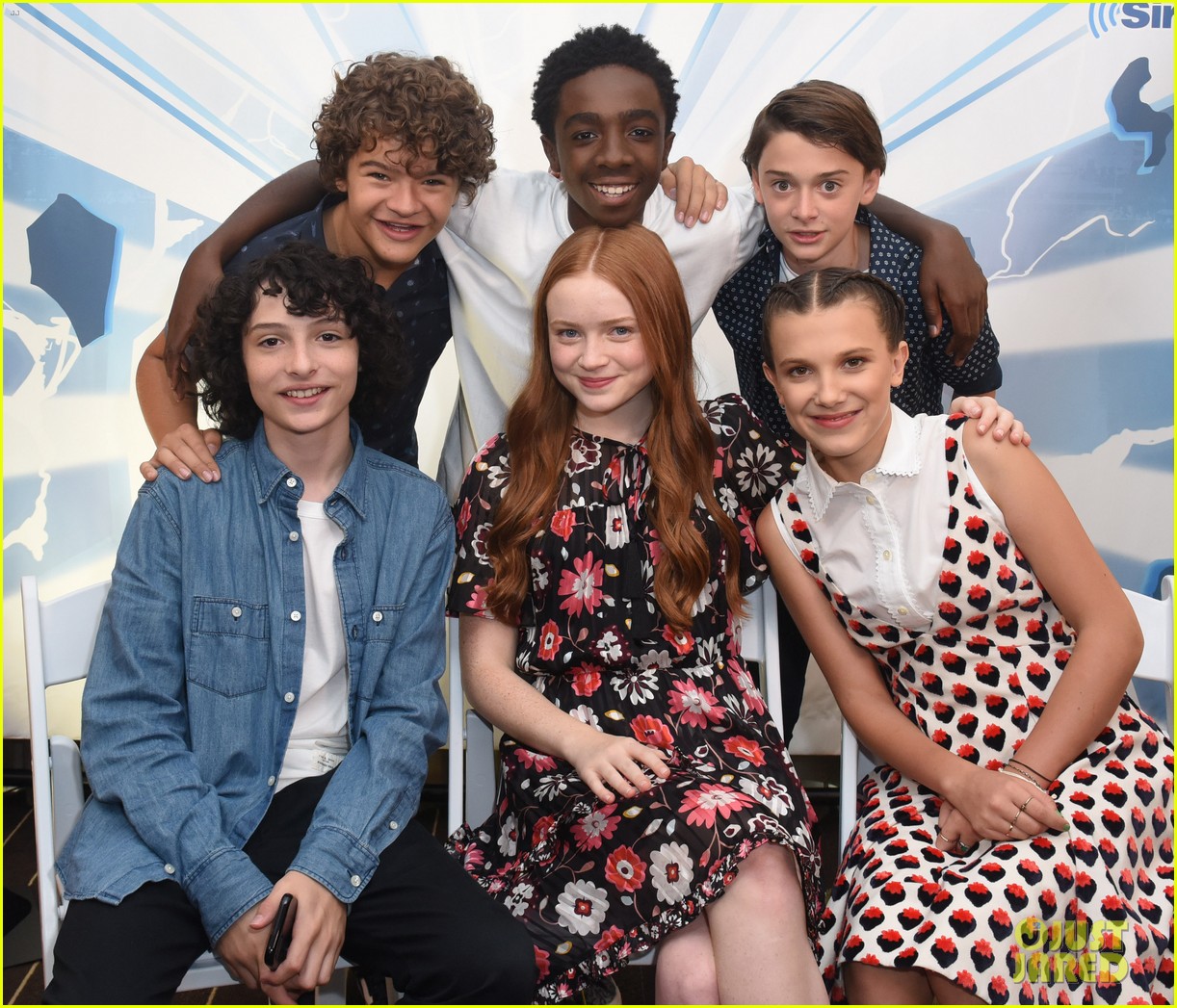 🔥 Free Download Stranger Things Cast Joined By New Stars At Comic ...