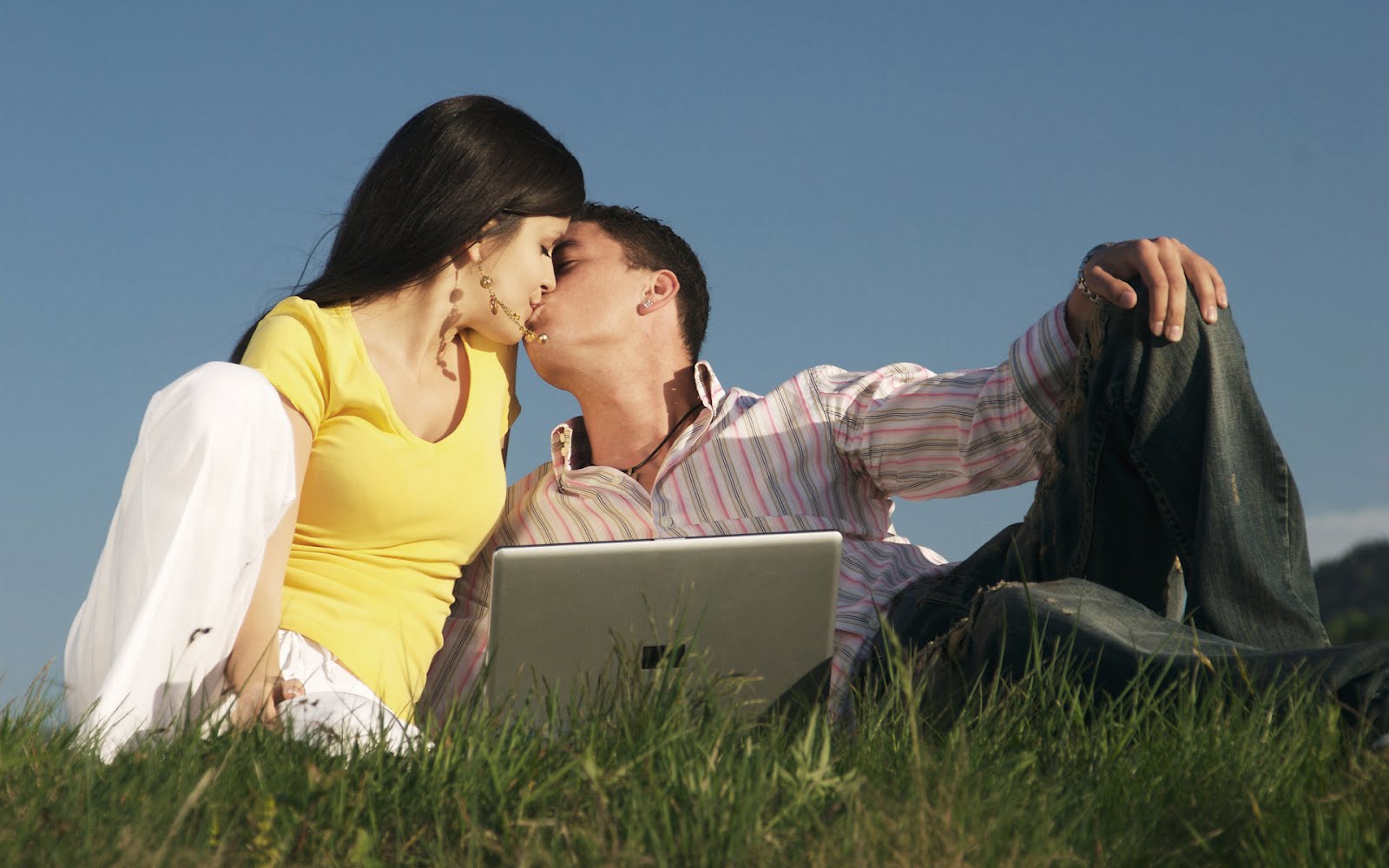  75 Love Kissing Wallpapers WallpaperSafari