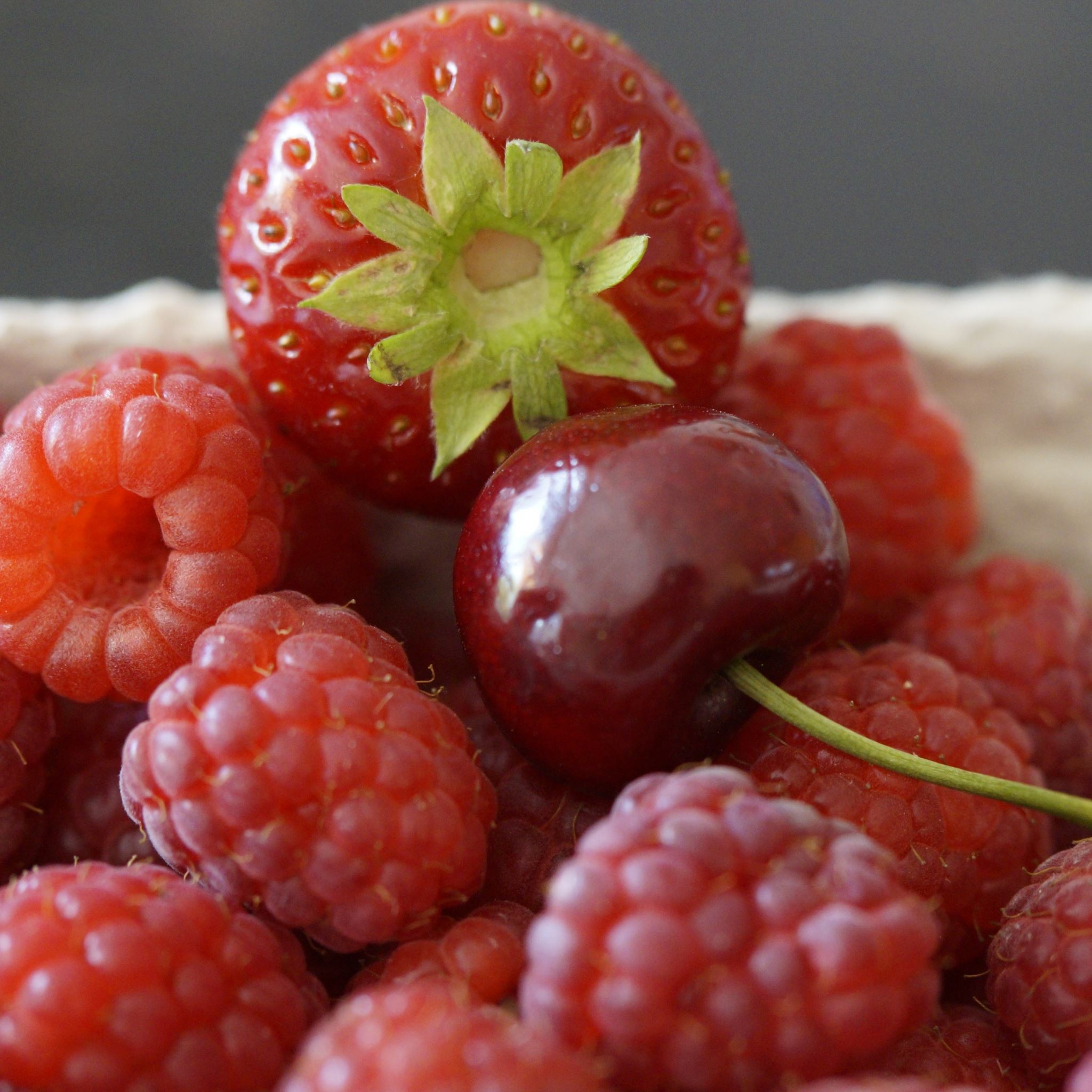 🔥 Free Download Raspberry Cherry Berry Ripe Juicy Ipad Air Wallpaper by ...